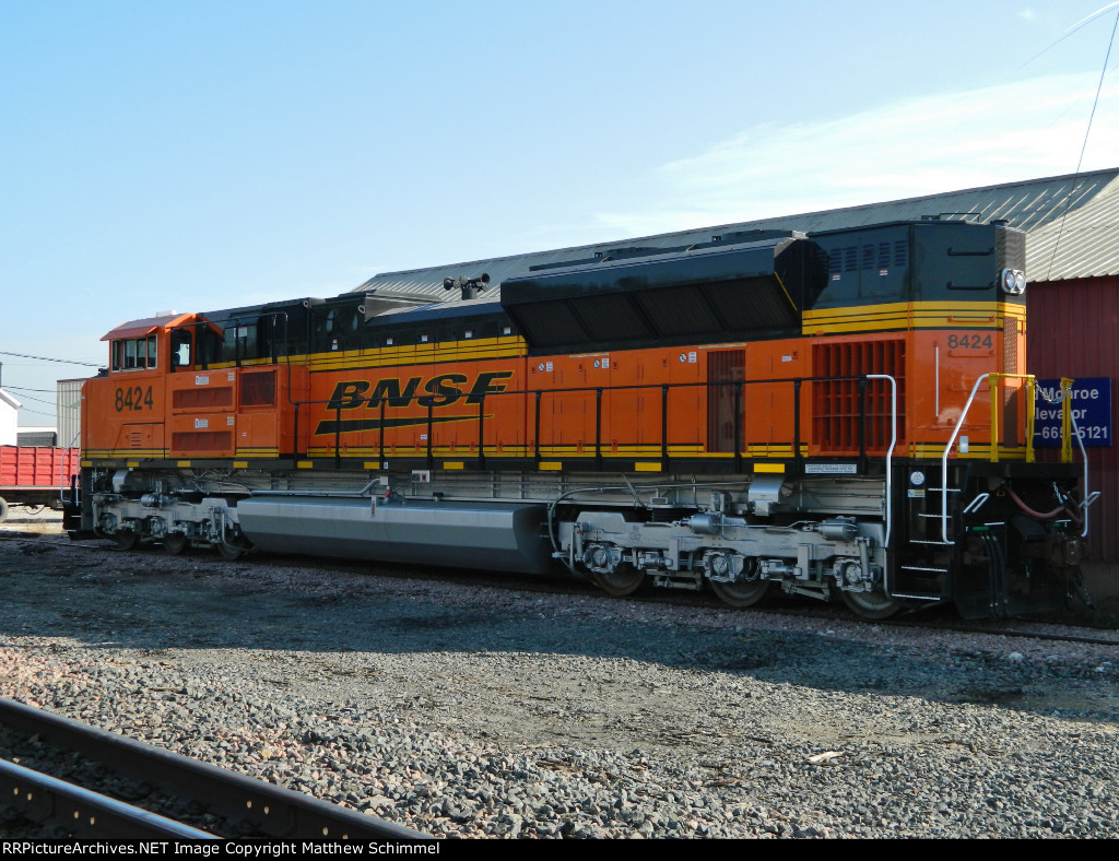 BNSF 8424 - End Shot